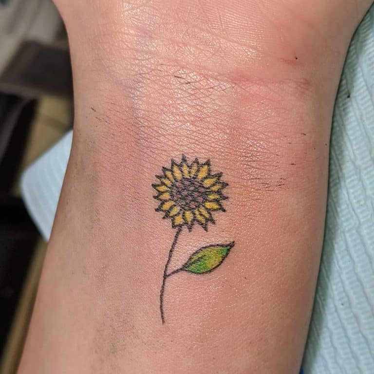Minimalist Flower Tattoo Ideas for Subtle Beauty