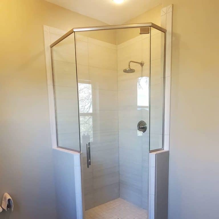 Innovative Solutions for Maximizing Small Shower Spaces