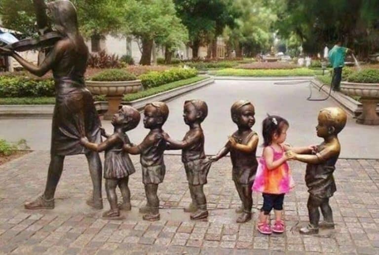 24 Hysterical Photos of People Posing With Statues
