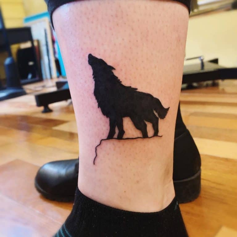Cool Howling Wolf Tattoo Ideas and Their Meaning
