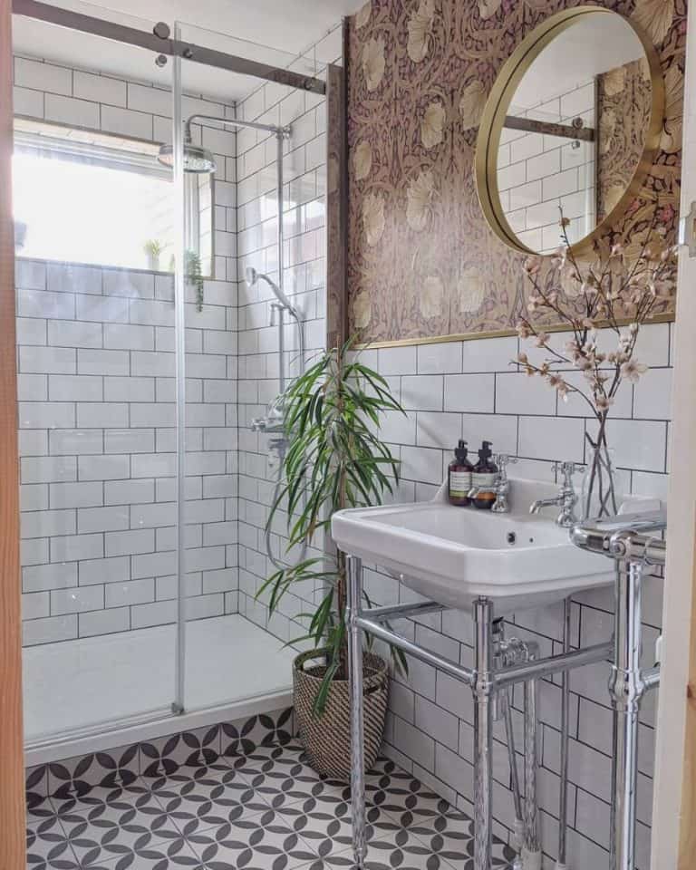 Innovative Solutions for Maximizing Small Shower Spaces